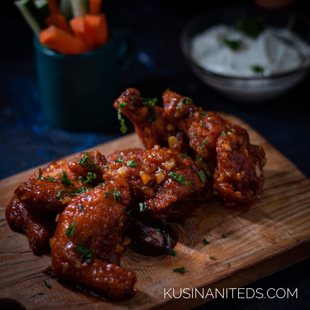 Garlic Sriracha Buffalo Wings: A touch of Asian taste in Western Dish